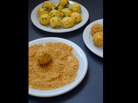 Corn & Cheese Balls For Breakfast - Boldsky.com