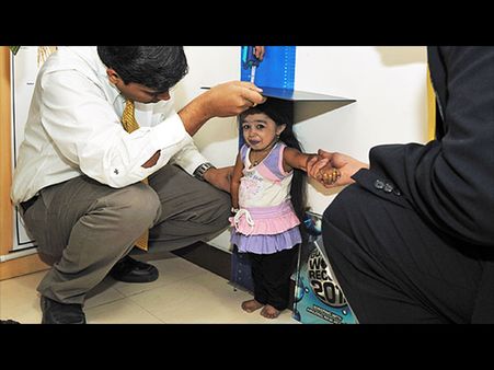 The Story Of The World's Shortest Woman - Boldsky.com