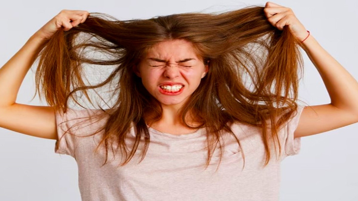 बालों की बदबू को दूर करने के लिए इन टिप्स की लें मदद | Easy Tips To Get ...