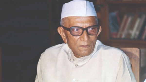 मोरार जी देसाई क्यों पीते थे अपना मूत्र? 5 हजार साल पुरानी 'Self Urine Therapy' के फायदे जानें ...