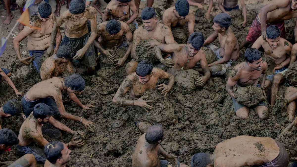 Gobar Holi In MP : ग्वाल‍ियर में क्‍यों गोबर से खेलते हैं साधु-संत होली ...