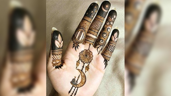 Chand Mehndi Design For Eid: चांद रात पर हाथों में सजाएं ये चांद-सितारा ...