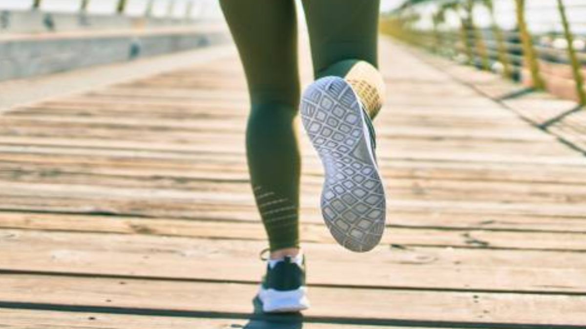 Reverse Walking Benefits : रिवर्स वॉक‍िंग क्‍या है? उल्‍टे चलने के ...