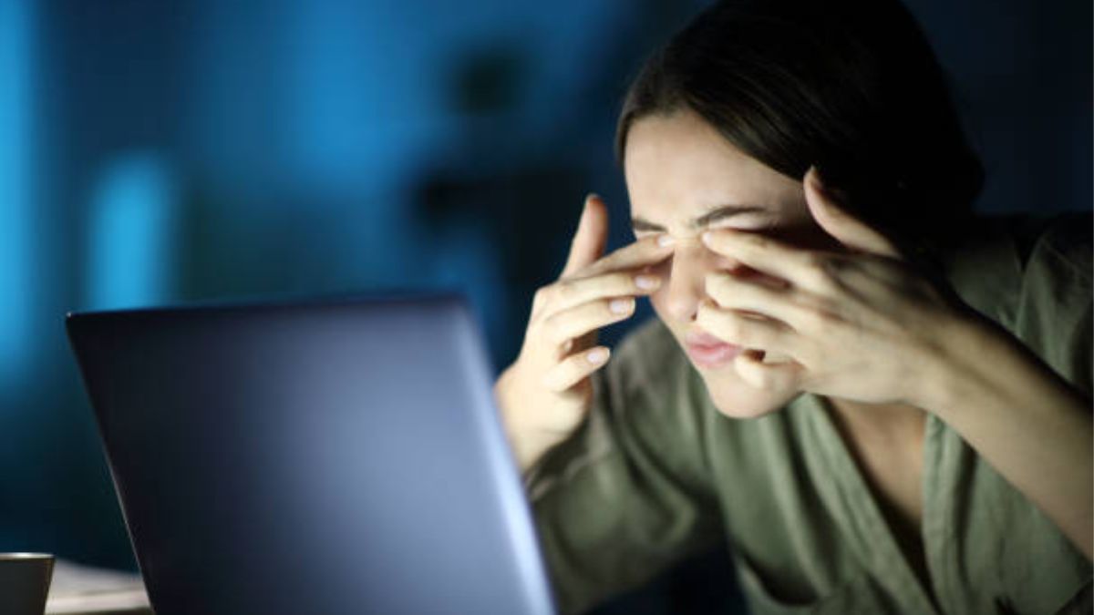 देर तक फोन से च‍िपके रहने से हो सकता है Smartphone Vision Syndrome, ये ...