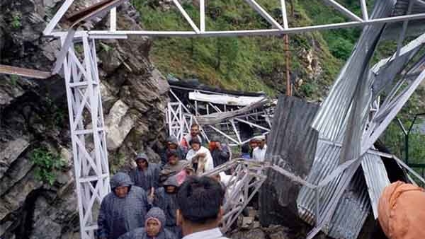 Vaishno Devi Landslide: What Pilgrims Must Now Carry On High-Risk Temple Treks - Boldsky.com