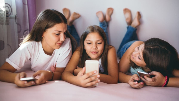 Raising Emotionally Intelligent Kids in the Age of Social Media, Expert ...