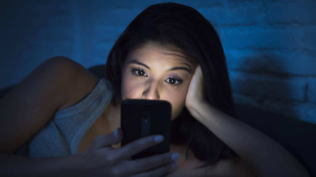 ಸ್ಮಾರ್ಟ್‌ಫೋನ್ ತುಂಬಾ ಹೊತ್ತು ಬಳಸುತ್ತಿದ್ದೀರಾ? ಹಾಗಾದರೆ ಈ ಅಪಾಯದ ಅರಿವಿರಲಿ ...