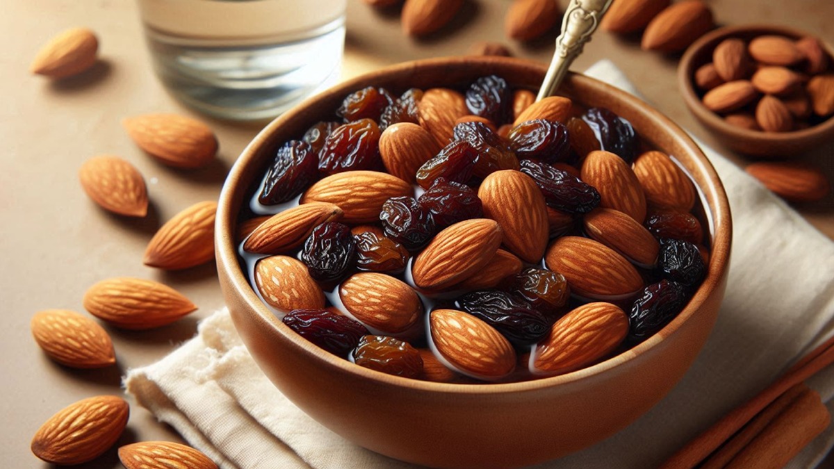 ബദാമും ഉണക്കമുന്തിരിയും വെള്ളത്തില്‍ കുതിര്‍ത്ത് വെച്ച് കുതിര്‍ത്ത് ...