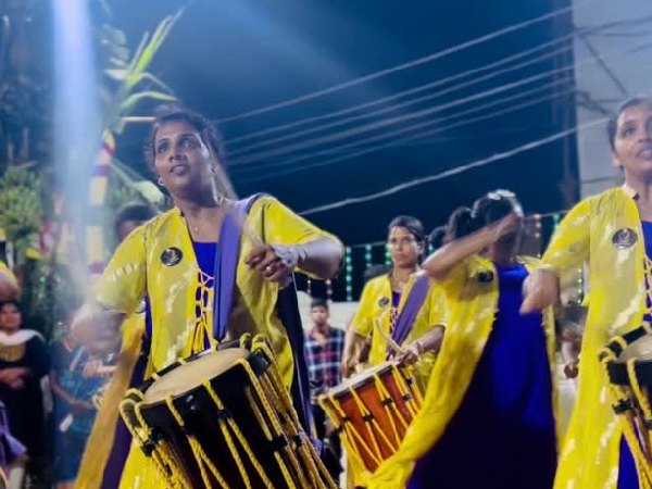 ശിങ്കാരിമേളത്തില്‍ ശ്രീപതിയുടെ പെണ്‍പട കൊട്ടിക്കയറുമ്പോള്‍ നിറയുന്നത് ...