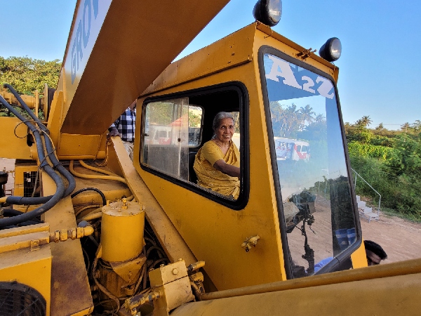 വയസ്സ് 74, കയ്യിലുള്ളത് 12 ലൈസന്‍സ്, ബസ് മുതല്‍ ജെസിബി വരെ പുഷ്പം പോലെ ...