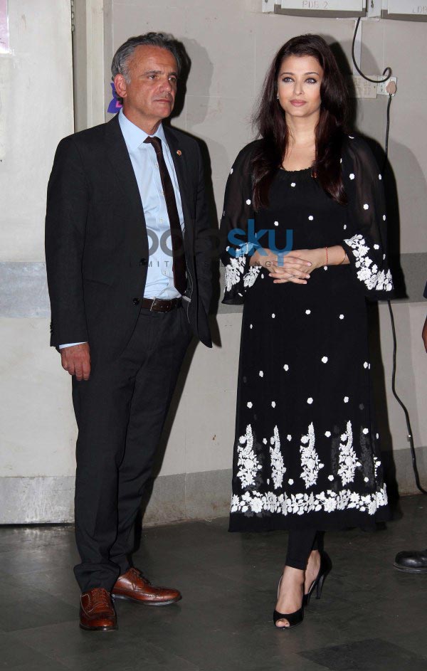 Aishwarya Rai leads UNAIDS mission on issues of women and HIV - Boldsky