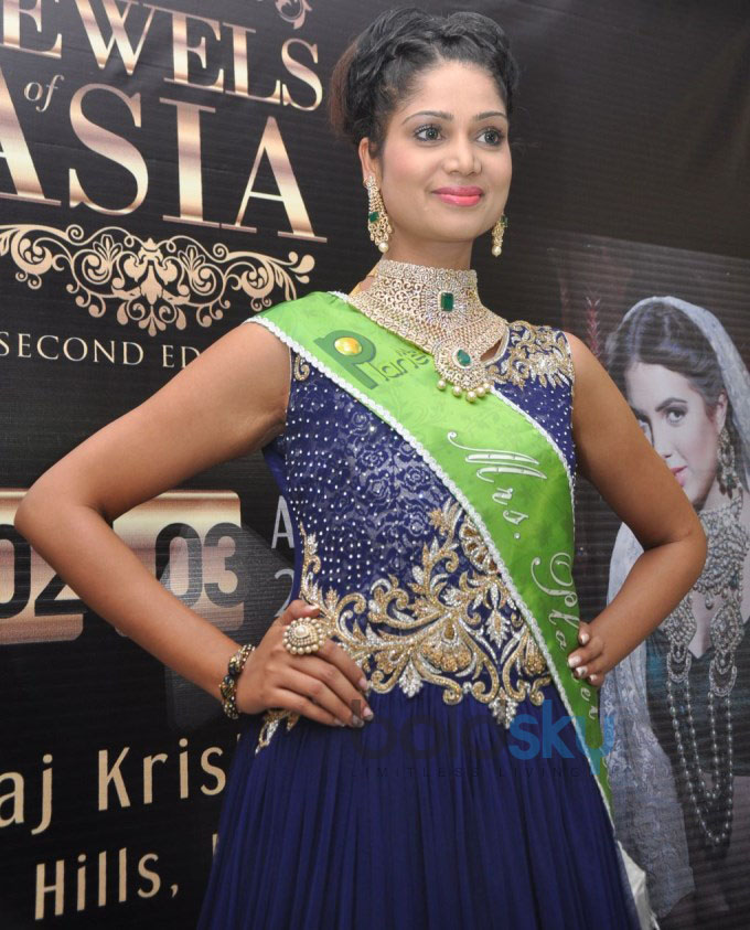 Jewelleries Fashion Show Curtain Raiser - Boldsky