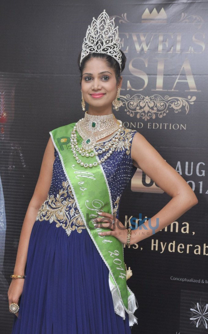 Jewelleries Fashion Show Curtain Raiser - Boldsky