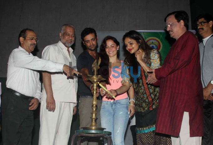 Elli Avram Participate In A Mass Yoga Session To Mark The International ...