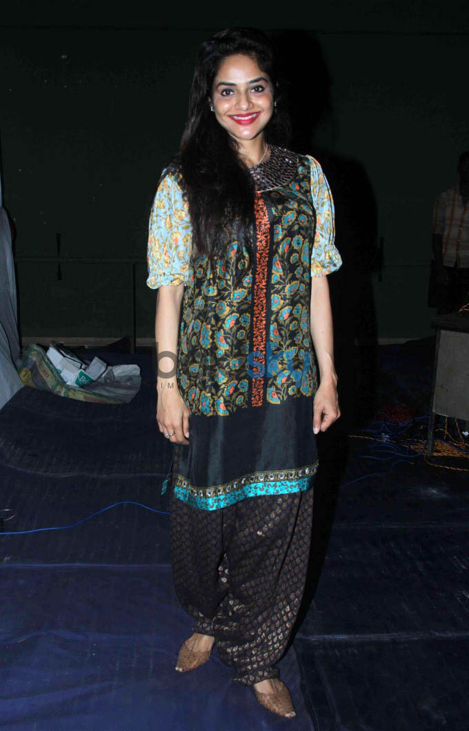 Elli Avram Participate In A Mass Yoga Session To Mark The International ...