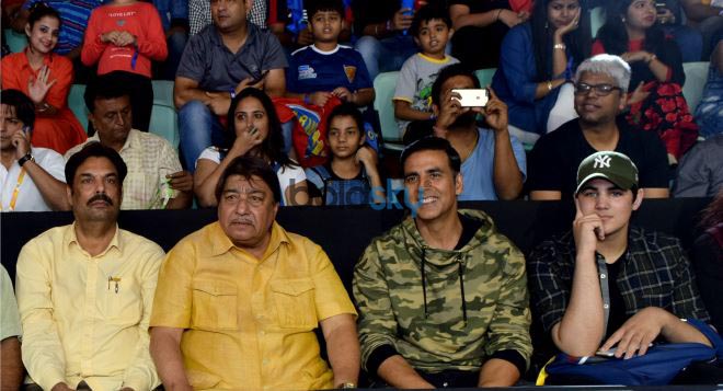 Akshay Kumar With His Son Aarav At Pro Kabaddi Match Bengal Warriors ...