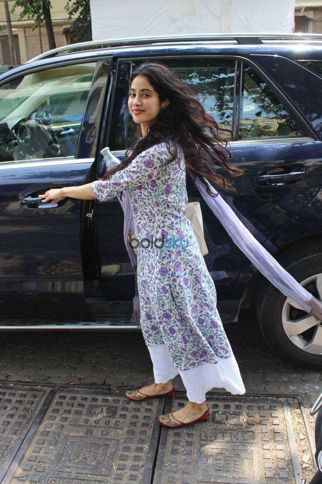 Jhanvi Kapoor Spotted At Dance Studio - Boldsky
