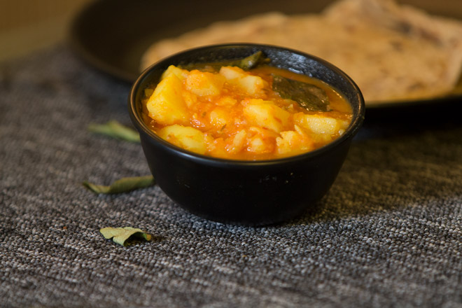 Best Navratri Recipe Of Aloo Tamatar Sabzi - Boldsky