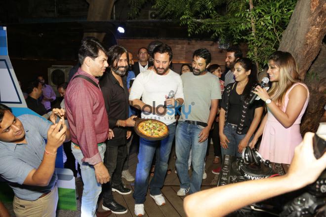 Saif Ali Khan Turns Into A Chef,Cooked Pasta At A Cafe , In New Delhi ...