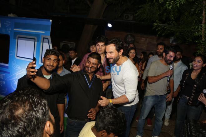 Saif Ali Khan Turns Into A Chef,Cooked Pasta At A Cafe , In New Delhi ...