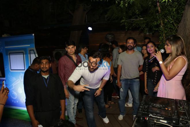 Saif Ali Khan Turns Into A Chef,Cooked Pasta At A Cafe , In New Delhi ...
