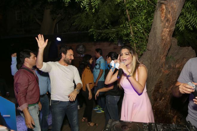 Saif Ali Khan Turns Into A Chef,Cooked Pasta At A Cafe , In New Delhi ...