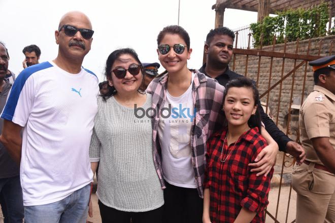 Anushka Sharma Cleanliness Drive At Versova Beach - Boldsky