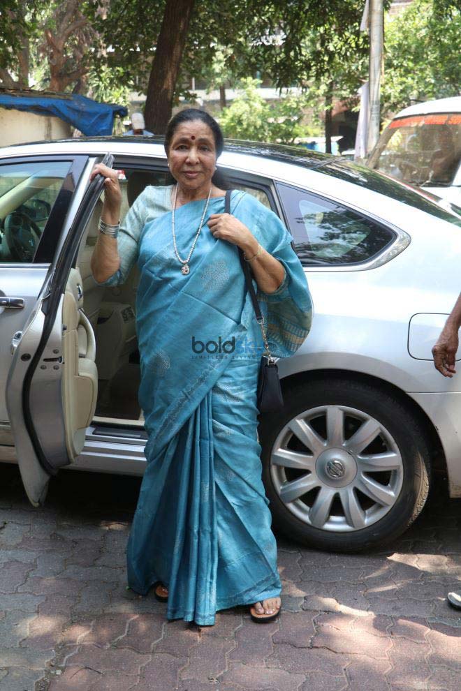 Asha Bhosle Snapped In Mumbai - Boldsky