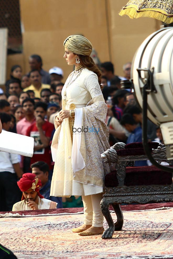 Kangana Ranaut Shooting For Manikarnika In Her Rani Laxmi Bai Look, At ...