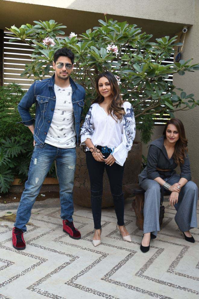 Sidharth Malhotra And Sonakshi Sinha At Gauri Khan Store - Boldsky