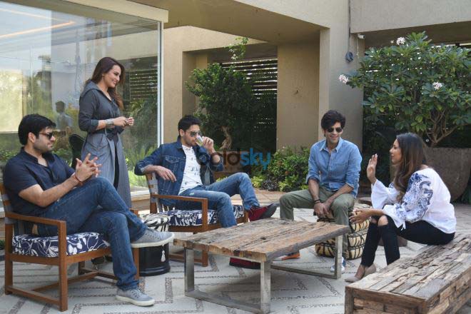 Sidharth Malhotra And Sonakshi Sinha At Gauri Khan Store - Boldsky