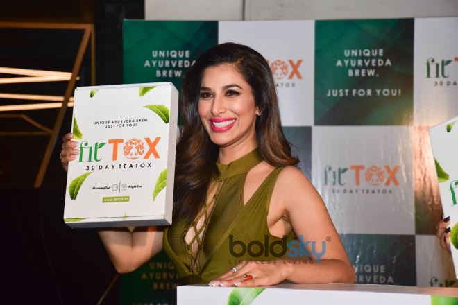 Sophie Choudry Launch Own Tea Brand 'Fittox' - Boldsky