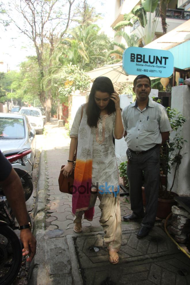 Shraddha Kapoor Spotted At B Blunt Khar - Boldsky