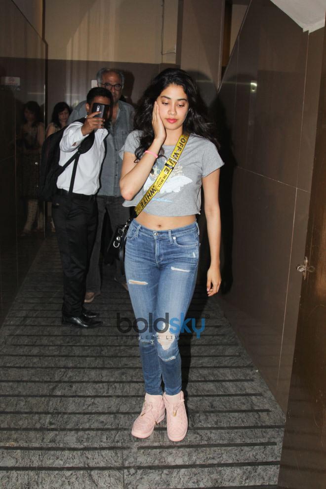 Ishaan Khattar Spotted With Janhvi Kapoor, Sridevi And Boney Kapoor At Juhu PVR - Boldsky