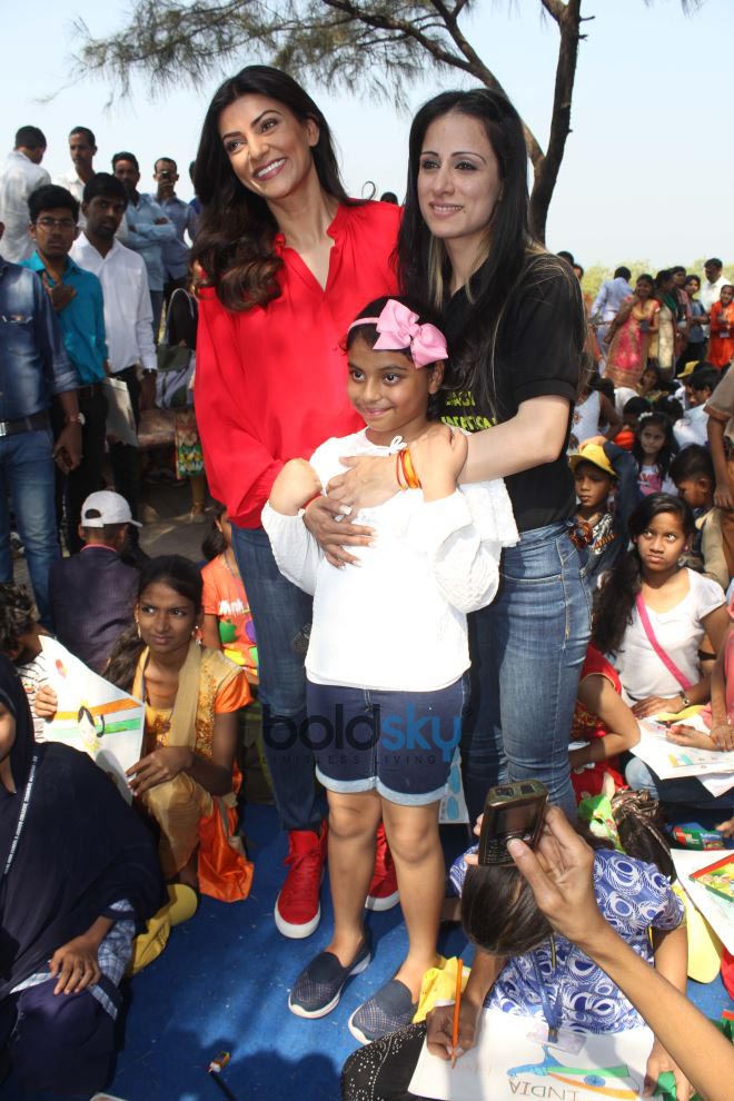 Sushmita Sen Celebrates Republic Day With Rouble Nagi Art Foundation ...