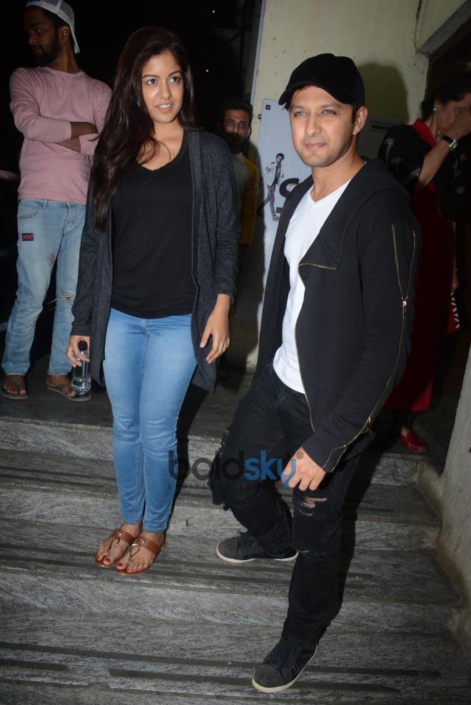 Vatsal Sheth With Wife Spotted At Juhu PVR - Boldsky