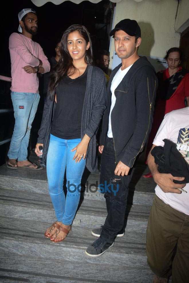 Vatsal Sheth With Wife Spotted At Juhu PVR - Boldsky
