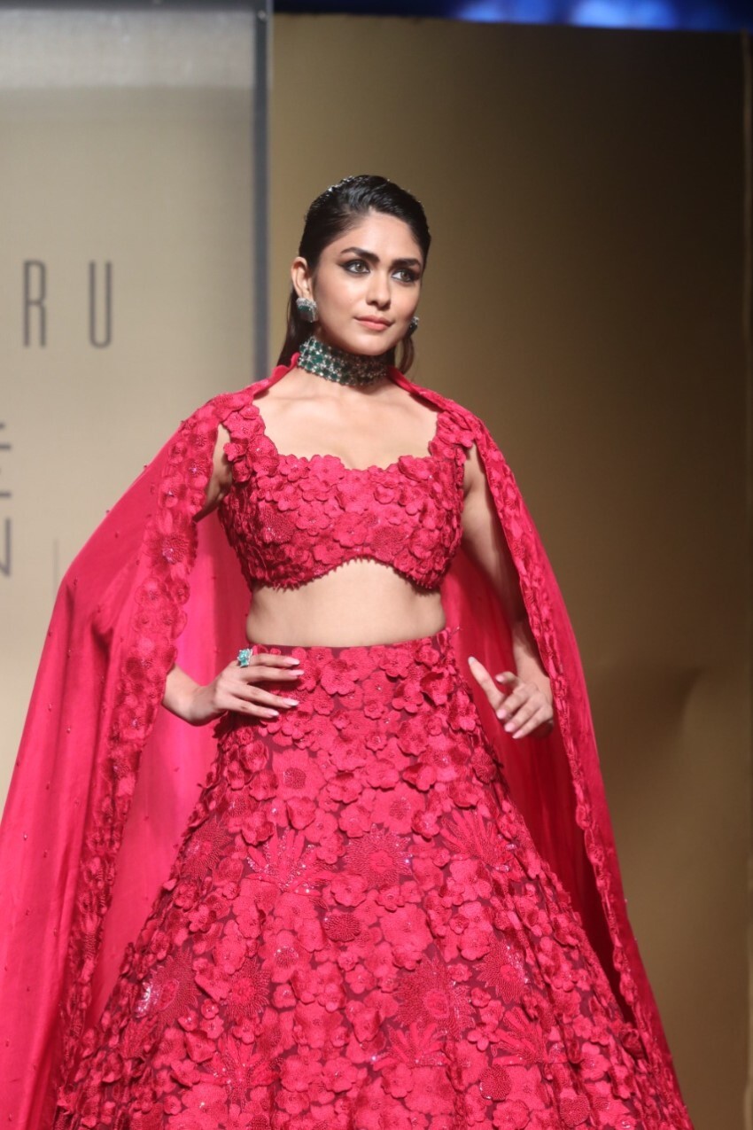 Mrunal Thakur Turns Showstopper For Mishru at FDCI x Lakme Fashion Week ...