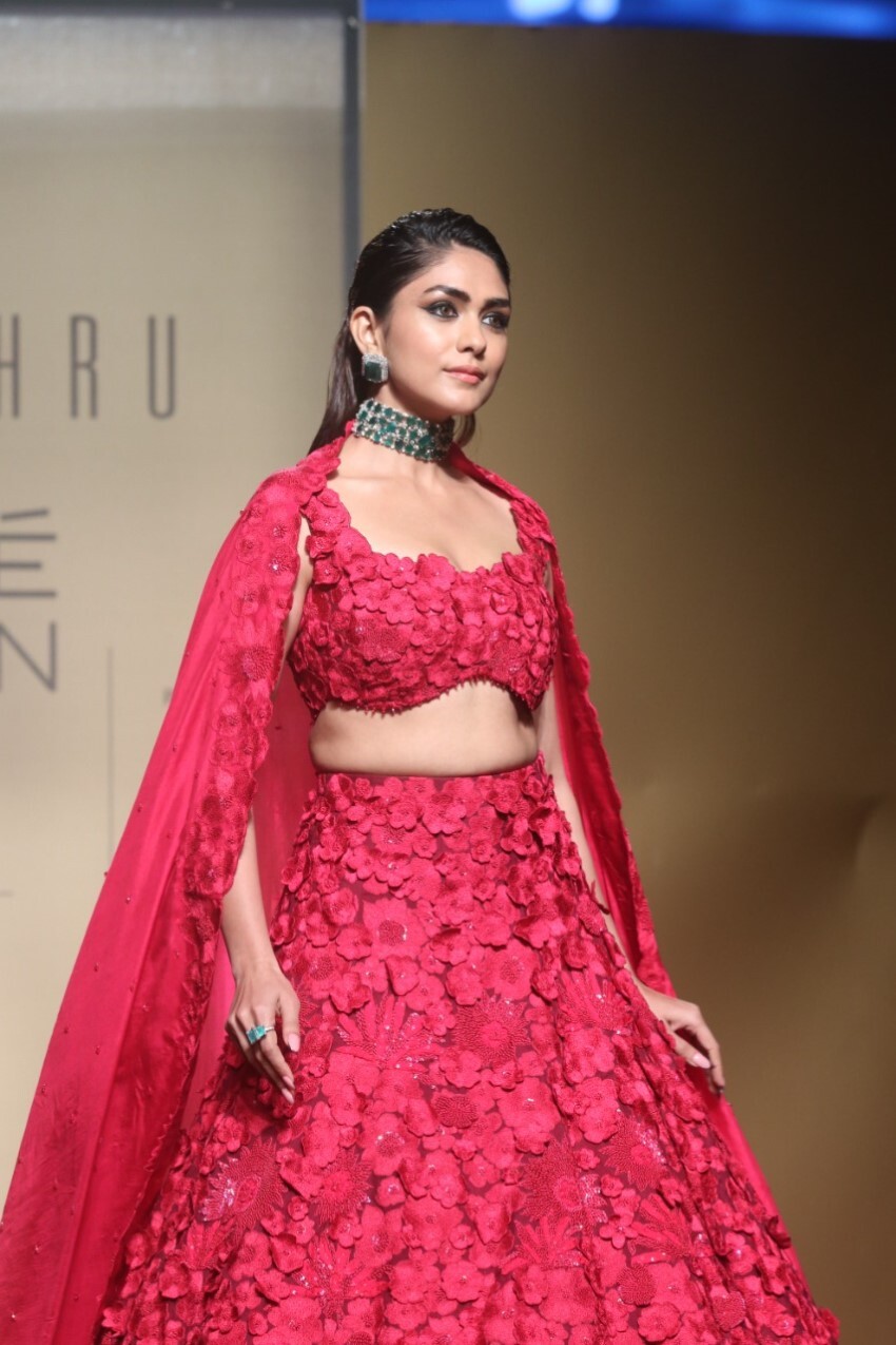Mrunal Thakur Turns Showstopper For Mishru at FDCI x Lakme Fashion Week ...