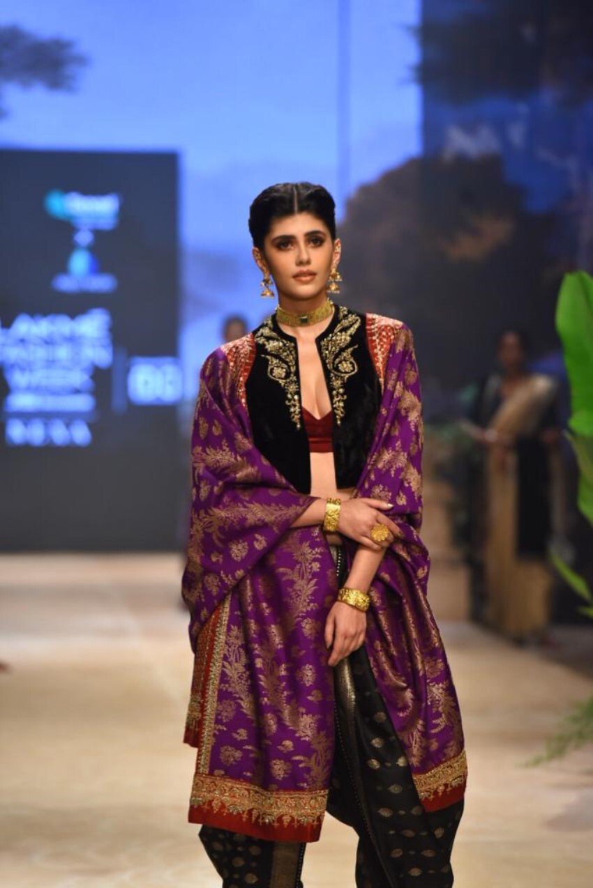 Sanjana Sanghi Turns Showstopper For Anju Modi at FDCI x Lakme Fashion ...