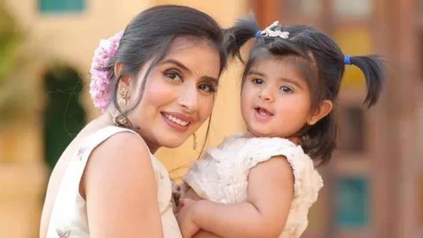 Charu Asopa’s Daughter Ziana Ramp Walk Video Goes Viral & Comparison ...